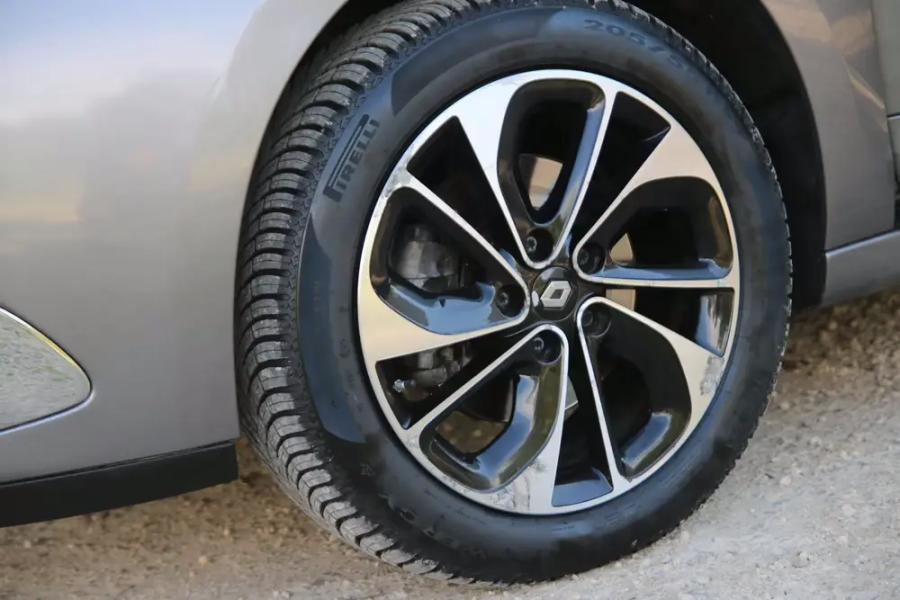 Grey Renault Grand Scenic 2016 in Riga, with an engine capacity of 1.60 L and mileage of 109 thousand km for 6990 €, photo 25 on AUTOMOTO.COM.LV