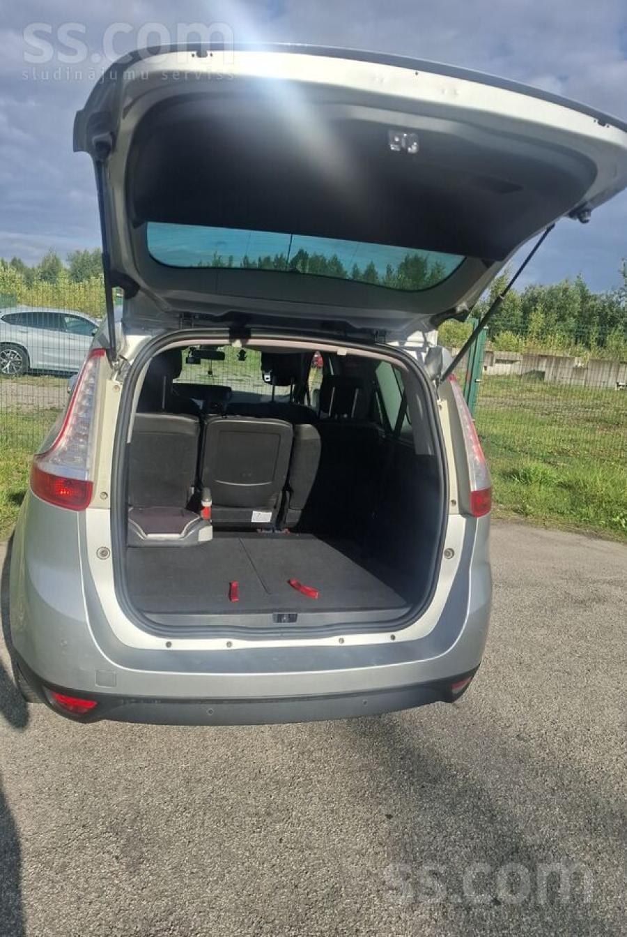 Pelēks Renault Grand Scenic 2016 Rīga, ar dzinēja tilpumu 1.60 L un nobraukumu 194 tūkst. km par 3300 €, foto 10 vietnē AUTOMOTO.COM.LV