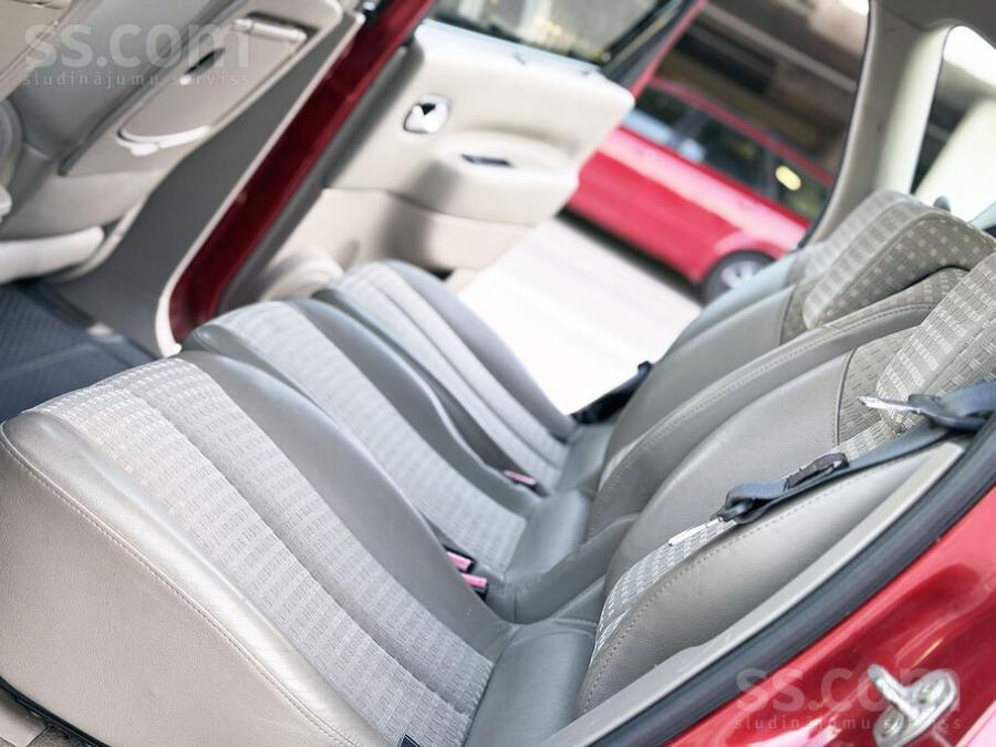 Red Renault Grand Scenic 2007 in Riga, with an engine capacity of 2.00 L and mileage of 243 thousand km for 1790 €, photo 13 on AUTOMOTO.COM.LV