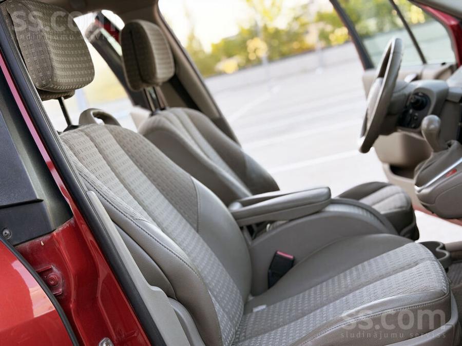 Red Renault Grand Scenic 2007 in Riga, with an engine capacity of 2.00 L and mileage of 243 thousand km for 1790 €, photo 16 on AUTOMOTO.COM.LV
