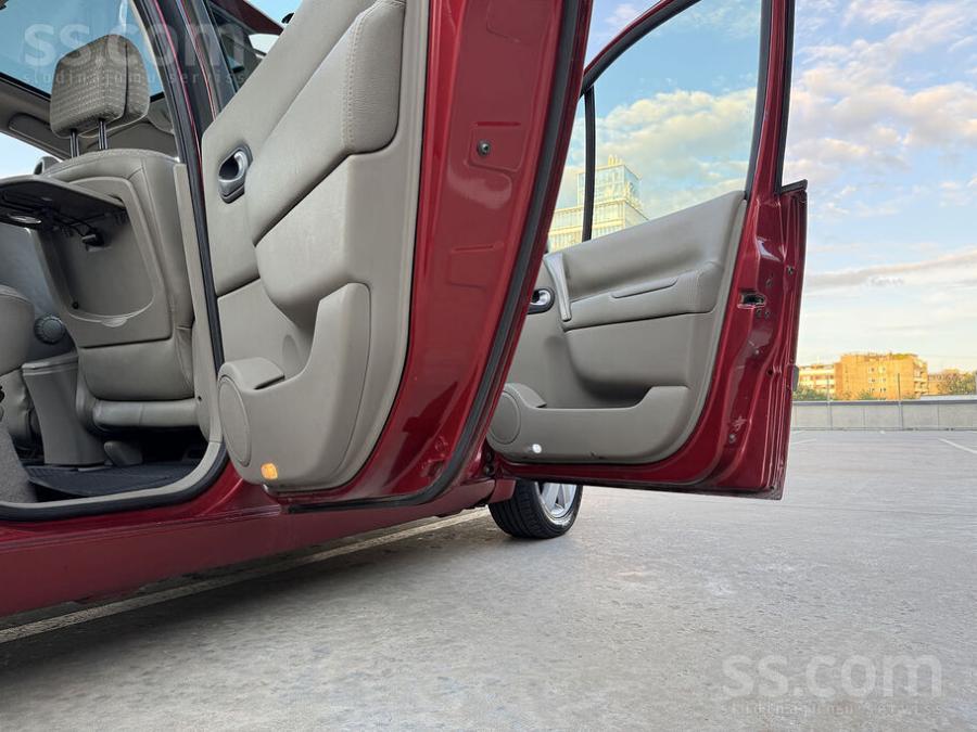 Red Renault Grand Scenic 2007 in Riga, with an engine capacity of 2.00 L and mileage of 243 thousand km for 1790 €, photo 20 on AUTOMOTO.COM.LV