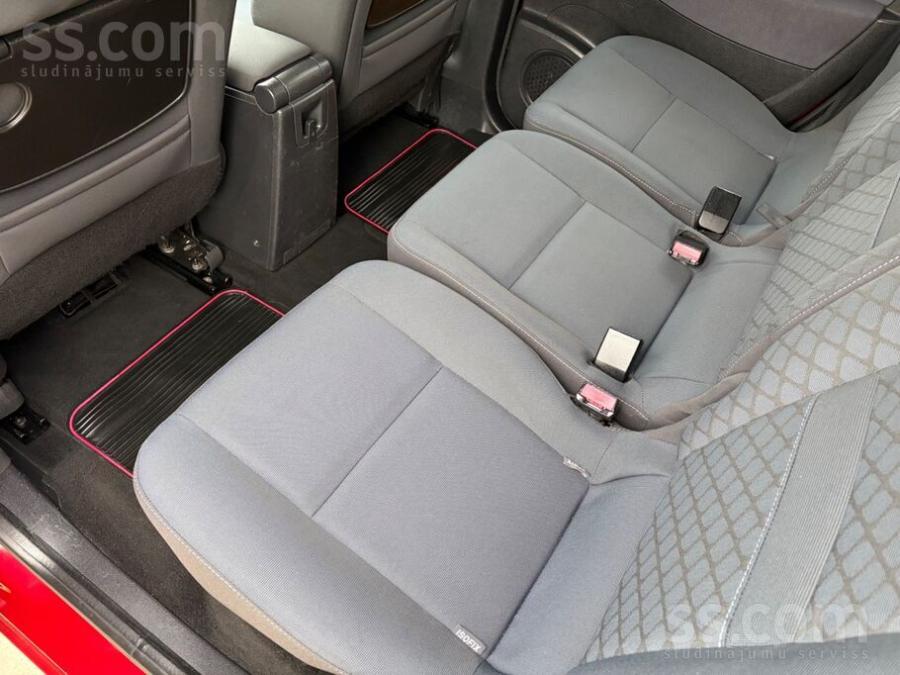 Red Renault Grand Scenic 2010 in Jelgava, with an engine capacity of 1.90 L and mileage of 203 thousand km for 4250 €, photo 7 on AUTOMOTO.COM.LV