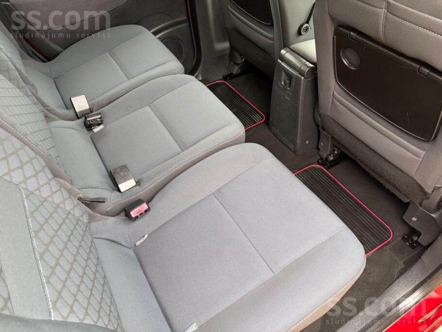 Red Renault Grand Scenic 2010 in Jelgava, with an engine capacity of 1.90 L and mileage of 203 thousand km for 4250 €, photo 9 on AUTOMOTO.COM.LV
