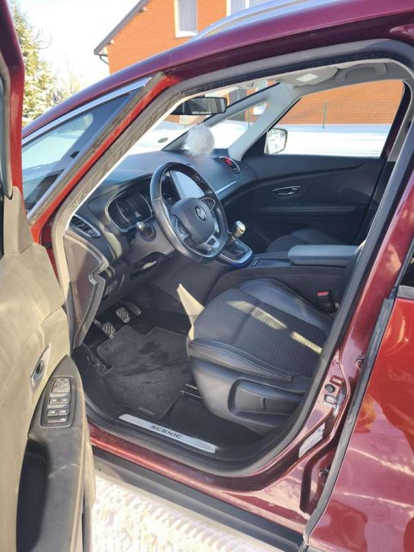 Red Renault Grand Scenic 2018 in Siauliai, with an engine capacity of 1.46 L and mileage of 185 thousand km for 10950 €, photo 5 on AUTOMOTO.COM.LV