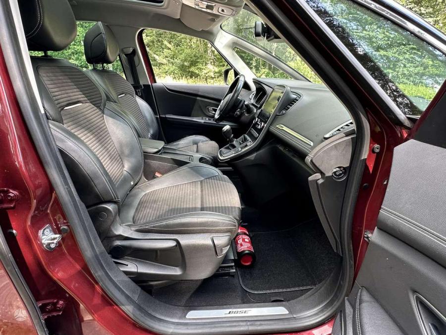 Red Renault Grand Scenic 2018 in Ukmerge, with an engine capacity of 1.33 L and mileage of 167 thousand km for 8550 €, photo 11 on AUTOMOTO.COM.LV