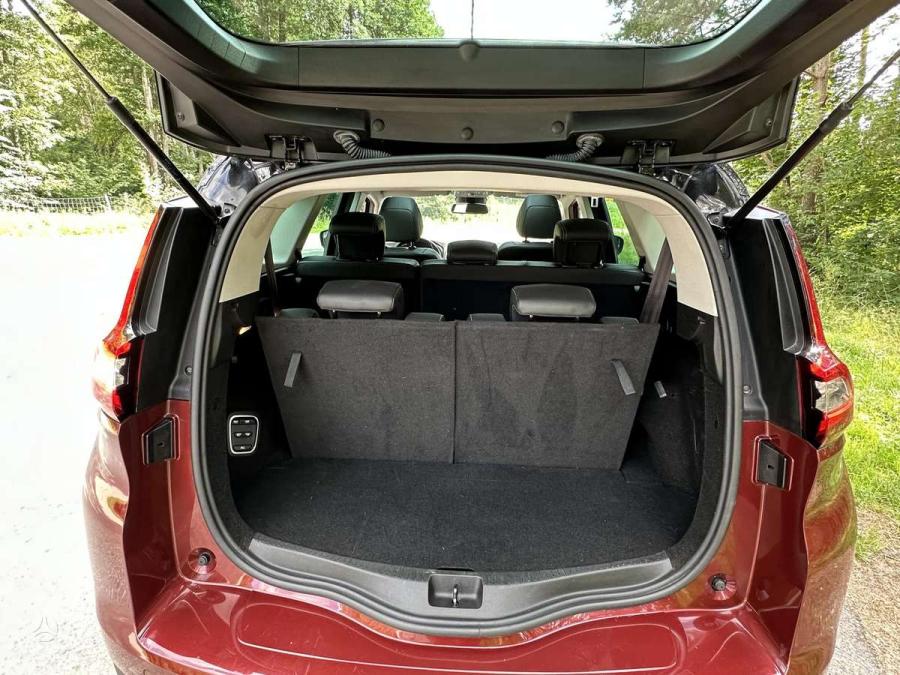 Red Renault Grand Scenic 2018 in Ukmerge, with an engine capacity of 1.33 L and mileage of 167 thousand km for 8550 €, photo 14 on AUTOMOTO.COM.LV