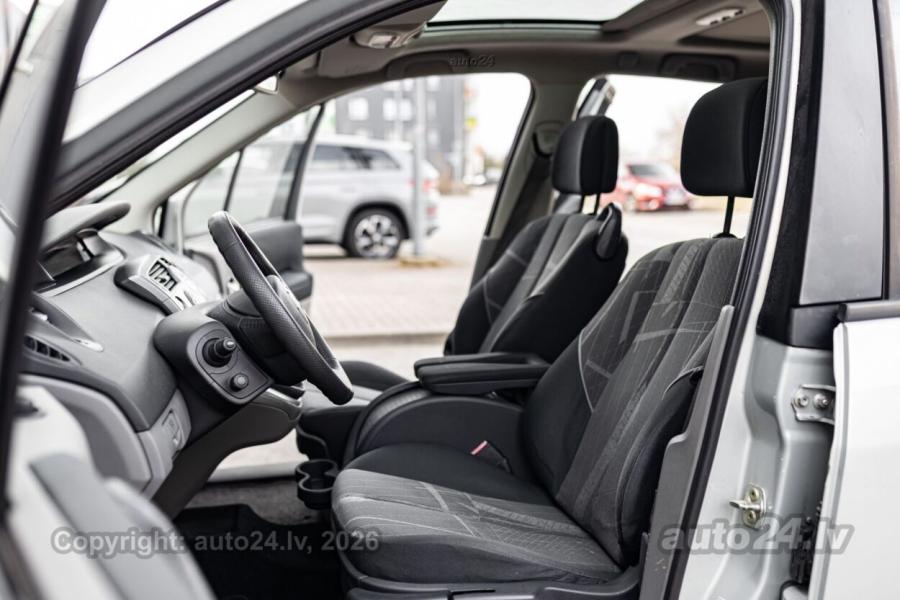 Renault Grand Scenic 2004 Tallina, ar dzinēja tilpumu 1.90 L un nobraukumu 99 tūkst. km par 2998 €, foto 23 vietnē AUTOMOTO.COM.LV