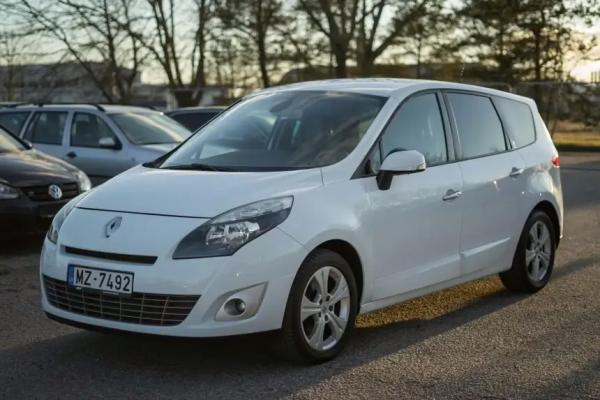 White Renault Grand Scenic 2010 in Liepaja, with an engine capacity of 2.00 L and mileage of 239 thousand km for 6350 €, photo 1 on AUTOMOTO.COM.LV