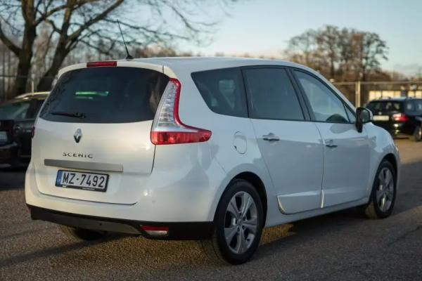White Renault Grand Scenic 2010 in Liepaja, with an engine capacity of 2.00 L and mileage of 239 thousand km for 6350 €, photo 4 on AUTOMOTO.COM.LV
