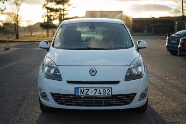 White Renault Grand Scenic 2010 in Liepaja, with an engine capacity of 2.00 L and mileage of 239 thousand km for 6350 €, photo 6 on AUTOMOTO.COM.LV