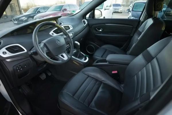 White Renault Grand Scenic 2010 in Liepaja, with an engine capacity of 2.00 L and mileage of 239 thousand km for 6350 €, photo 8 on AUTOMOTO.COM.LV