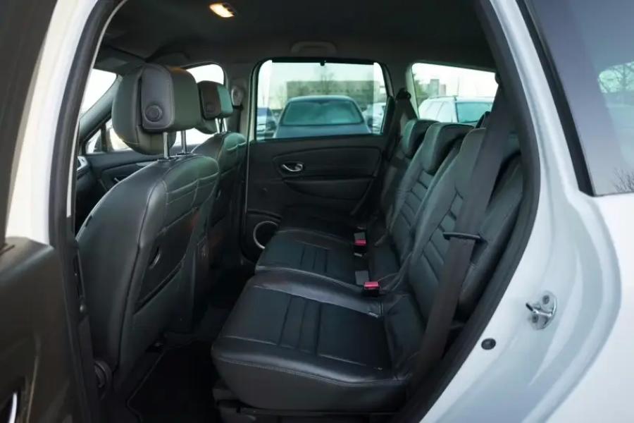 Balts Renault Grand Scenic 2010 Liepāja, ar dzinēja tilpumu 2.00 L un nobraukumu 239 tūkst. km par 6350 €, foto 10 vietnē AUTOMOTO.COM.LV