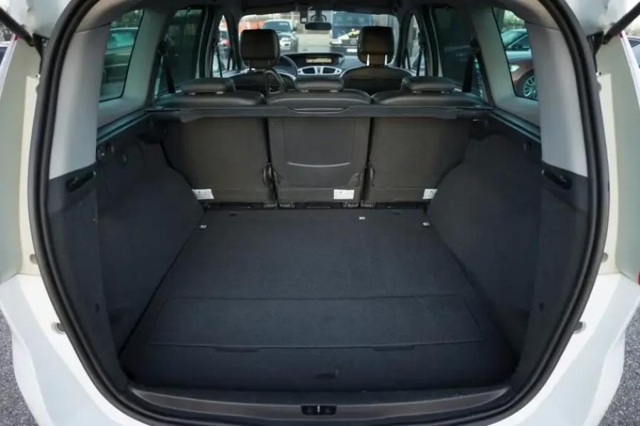 Balts Renault Grand Scenic 2010 Liepāja, ar dzinēja tilpumu 2.00 L un nobraukumu 239 tūkst. km par 6350 €, foto 11 vietnē AUTOMOTO.COM.LV