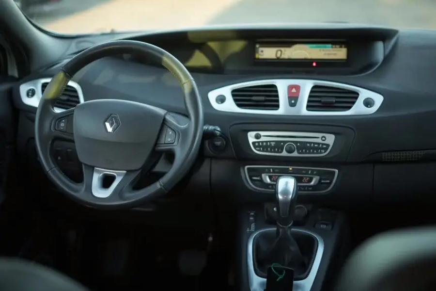 Balts Renault Grand Scenic 2010 Liepāja, ar dzinēja tilpumu 2.00 L un nobraukumu 239 tūkst. km par 6350 €, foto 15 vietnē AUTOMOTO.COM.LV