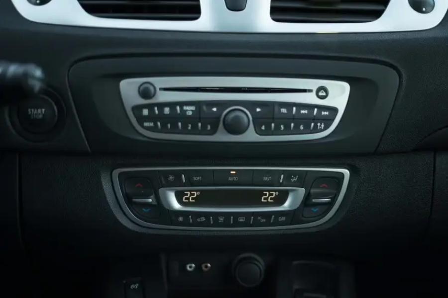 Balts Renault Grand Scenic 2010 Liepāja, ar dzinēja tilpumu 2.00 L un nobraukumu 239 tūkst. km par 6350 €, foto 17 vietnē AUTOMOTO.COM.LV