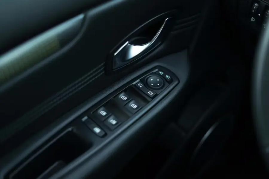Balts Renault Grand Scenic 2010 Liepāja, ar dzinēja tilpumu 2.00 L un nobraukumu 239 tūkst. km par 6350 €, foto 19 vietnē AUTOMOTO.COM.LV