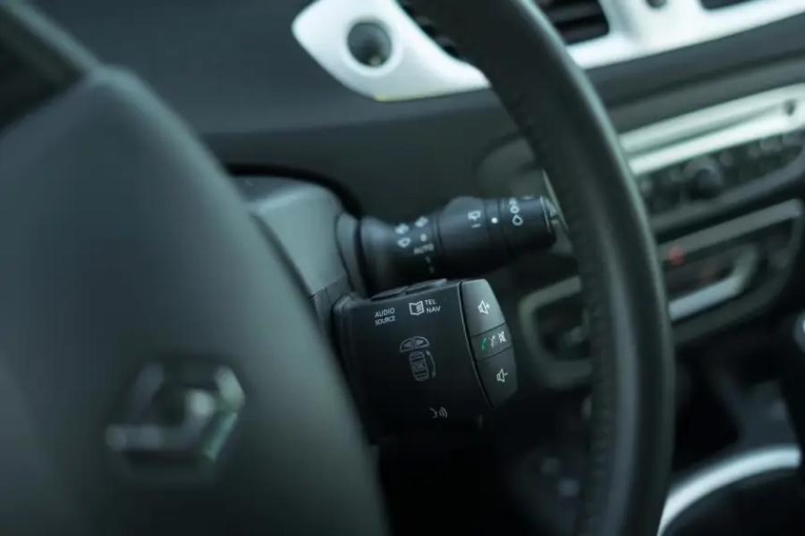 Balts Renault Grand Scenic 2010 Liepāja, ar dzinēja tilpumu 2.00 L un nobraukumu 239 tūkst. km par 6350 €, foto 23 vietnē AUTOMOTO.COM.LV