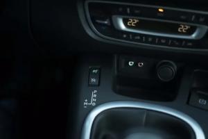 Balts Renault Grand Scenic 2010 Liepāja, ar dzinēja tilpumu 2.00 L un nobraukumu 239 tūkst. km par 6350 €, foto 24 vietnē AUTOMOTO.COM.LV
