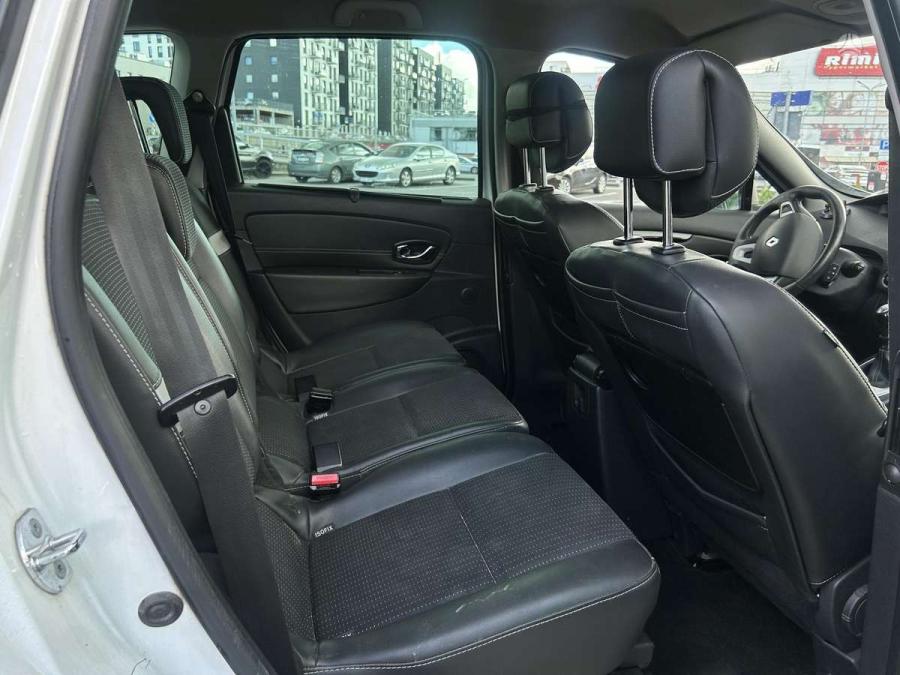 White Renault Grand Scenic 2012 in Vilnius, with an engine capacity of 1.60 L and mileage of 254 thousand km for 2600 €, photo 9 on AUTOMOTO.COM.LV