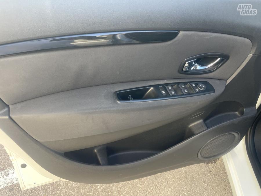White Renault Grand Scenic 2014 in Kaunas, with an engine capacity of 1.60 L and mileage of 330 thousand km for 4300 €, photo 15 on AUTOMOTO.COM.LV