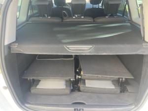 White Renault Grand Scenic 2014 in Kaunas, with an engine capacity of 1.60 L and mileage of 330 thousand km for 4300 €, photo 23 on AUTOMOTO.COM.LV