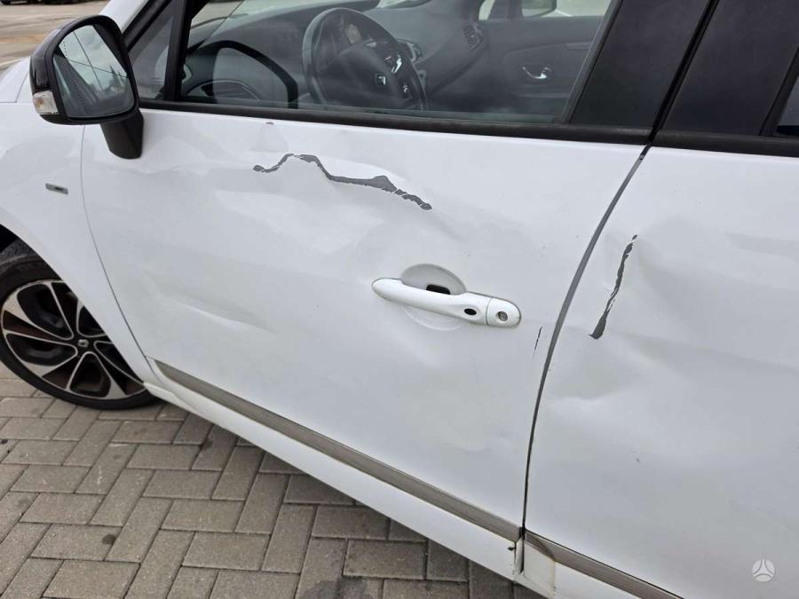 White Renault Grand Scenic 2015 in Taurage, with an engine capacity of 1.46 L and mileage of 235 thousand km for 4200 €, photo 7 on AUTOMOTO.COM.LV