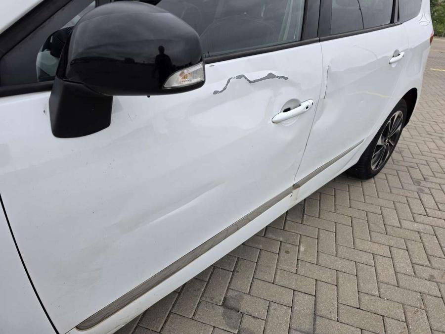 White Renault Grand Scenic 2015 in Taurage, with an engine capacity of 1.46 L and mileage of 235 thousand km for 4200 €, photo 8 on AUTOMOTO.COM.LV