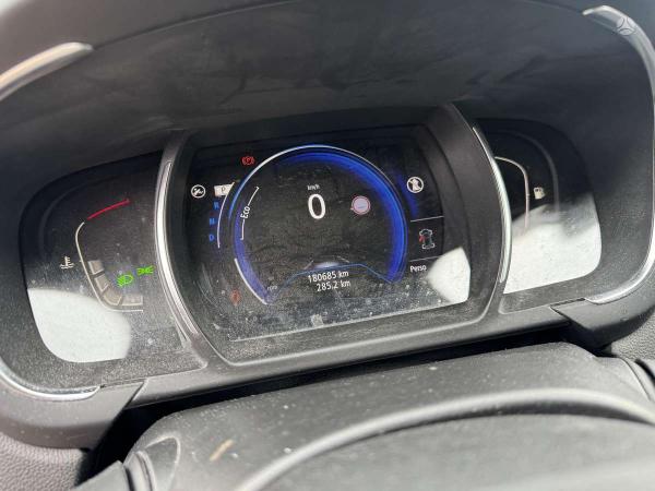 White Renault Grand Scenic 2016 in Kaunas, with an engine capacity of 1.60 L and mileage of 180 thousand km for 7250 €, photo 9 on AUTOMOTO.COM.LV