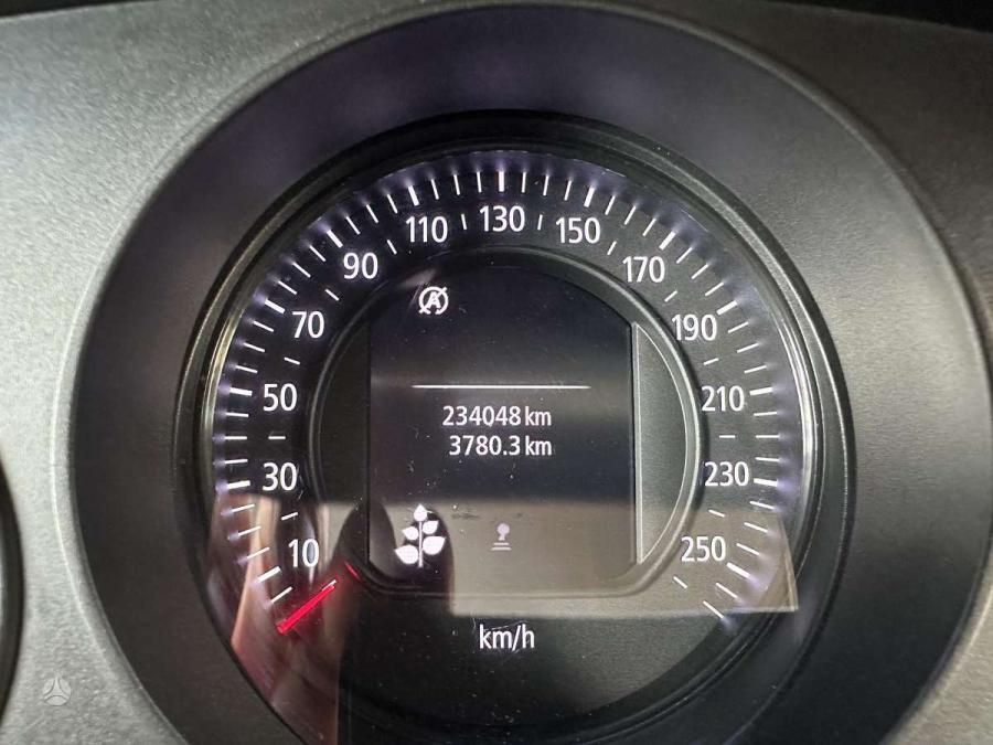White Renault Grand Scenic 2019 in Taurage, with an engine capacity of 1.75 L and mileage of 234 thousand km for 7200 €, photo 13 on AUTOMOTO.COM.LV