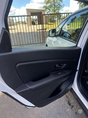 White Renault Grand Scenic 2019 in Taurage, with an engine capacity of 1.75 L and mileage of 234 thousand km for 7200 €, photo 15 on AUTOMOTO.COM.LV
