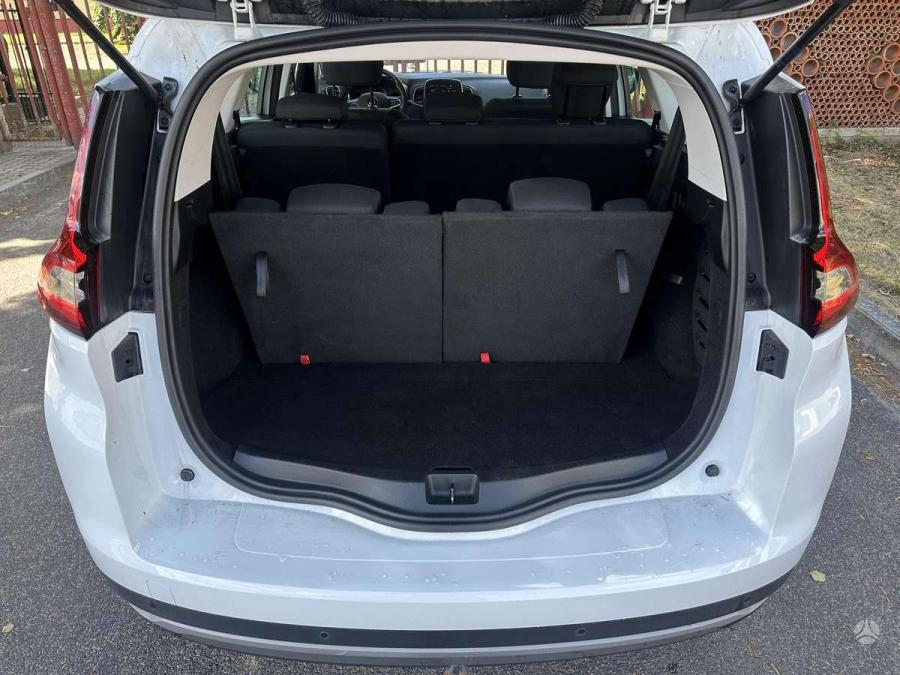 White Renault Grand Scenic 2019 in Taurage, with an engine capacity of 1.75 L and mileage of 234 thousand km for 7200 €, photo 17 on AUTOMOTO.COM.LV