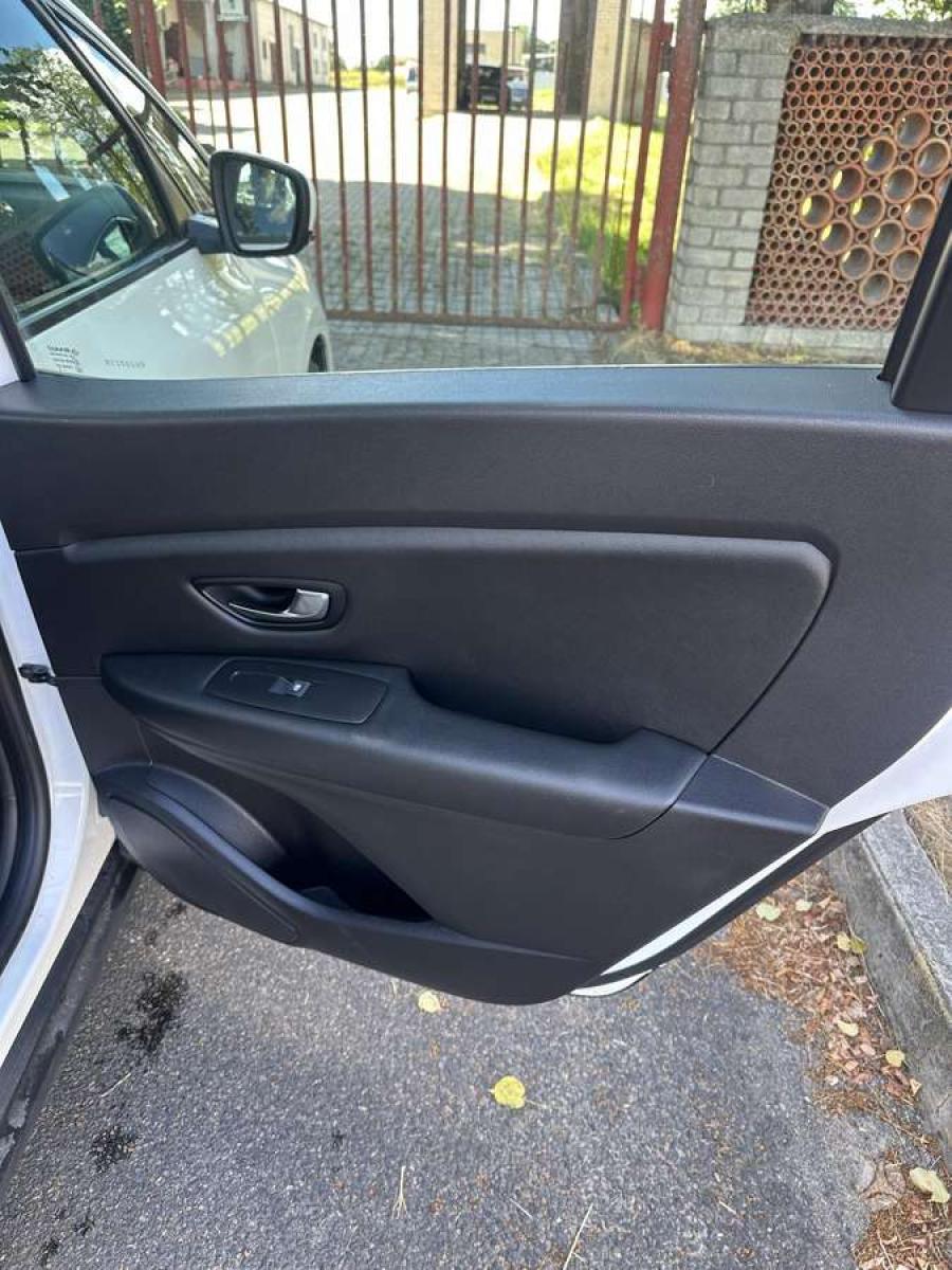 White Renault Grand Scenic 2019 in Taurage, with an engine capacity of 1.75 L and mileage of 234 thousand km for 7200 €, photo 18 on AUTOMOTO.COM.LV