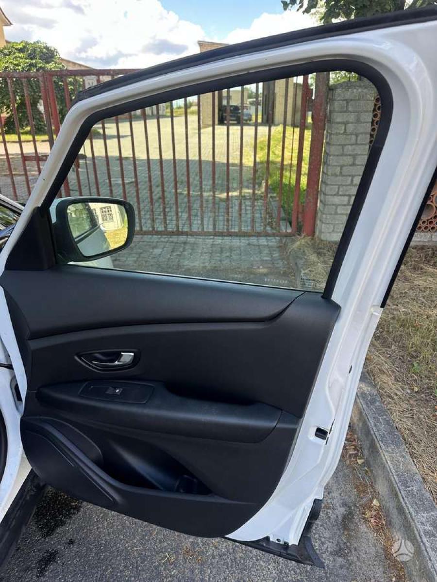 White Renault Grand Scenic 2019 in Taurage, with an engine capacity of 1.75 L and mileage of 234 thousand km for 7200 €, photo 20 on AUTOMOTO.COM.LV