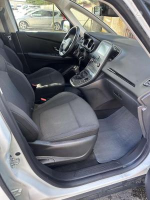 White Renault Grand Scenic 2019 in Taurage, with an engine capacity of 1.75 L and mileage of 234 thousand km for 7200 €, photo 21 on AUTOMOTO.COM.LV