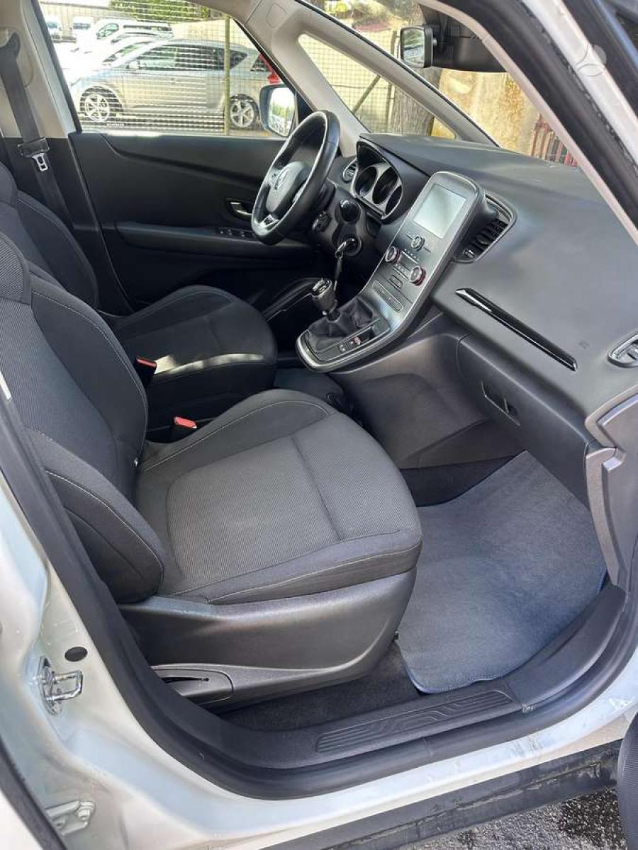 White Renault Grand Scenic 2019 in Taurage, with an engine capacity of 1.75 L and mileage of 234 thousand km for 7200 €, photo 21 on AUTOMOTO.COM.LV