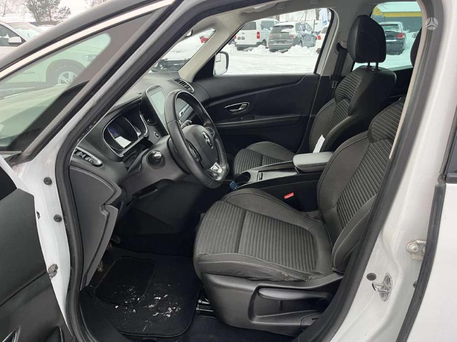 White Renault Grand Scenic 2020 in Taurage, with an engine capacity of 1.70 L and mileage of 215 thousand km for 7700 €, photo 14 on AUTOMOTO.COM.LV
