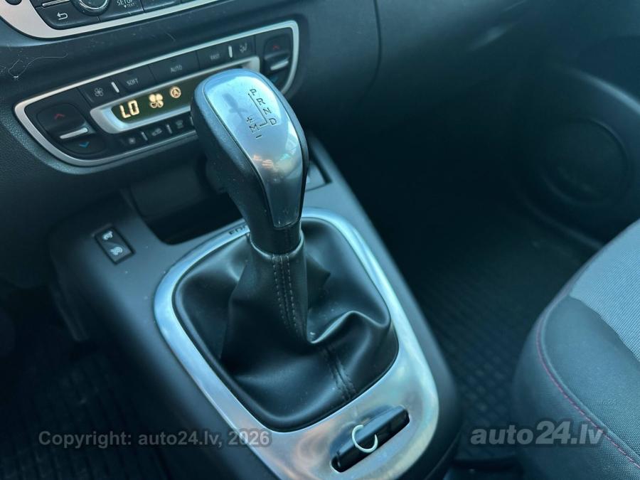 White Renault Grand Scenic 2013 in Tallinn, with an engine capacity of 1.50 L and mileage of 214 thousand km for 3999 €, photo 11 on AUTOMOTO.COM.LV