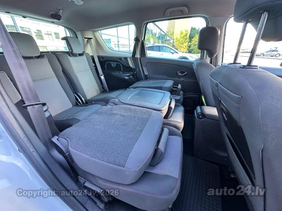 White Renault Grand Scenic 2013 in Tallinn, with an engine capacity of 1.50 L and mileage of 214 thousand km for 3999 €, photo 15 on AUTOMOTO.COM.LV