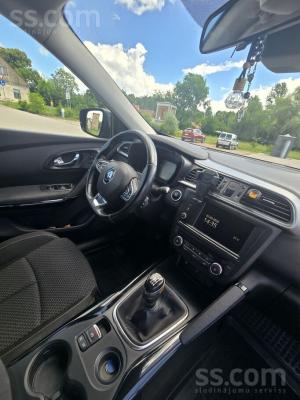 Black Renault Kadjar 2017 in Bauska, with an engine capacity of 1.60 L and mileage of 200 thousand km for 11000 €, photo 7 on AUTOMOTO.COM.LV