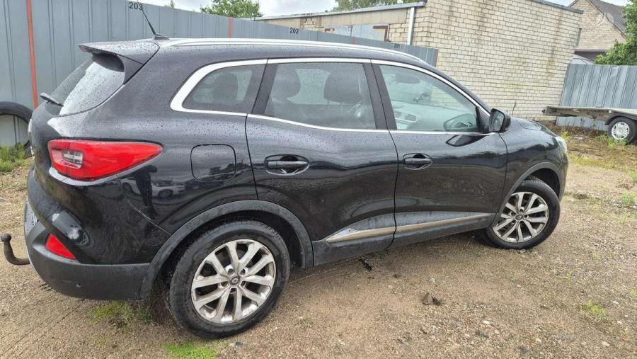 Black Renault Kadjar 2018 in Taurage, with an engine capacity of 1.46 L and mileage of 211 thousand km for 7900 €, photo 5 on AUTOMOTO.COM.LV