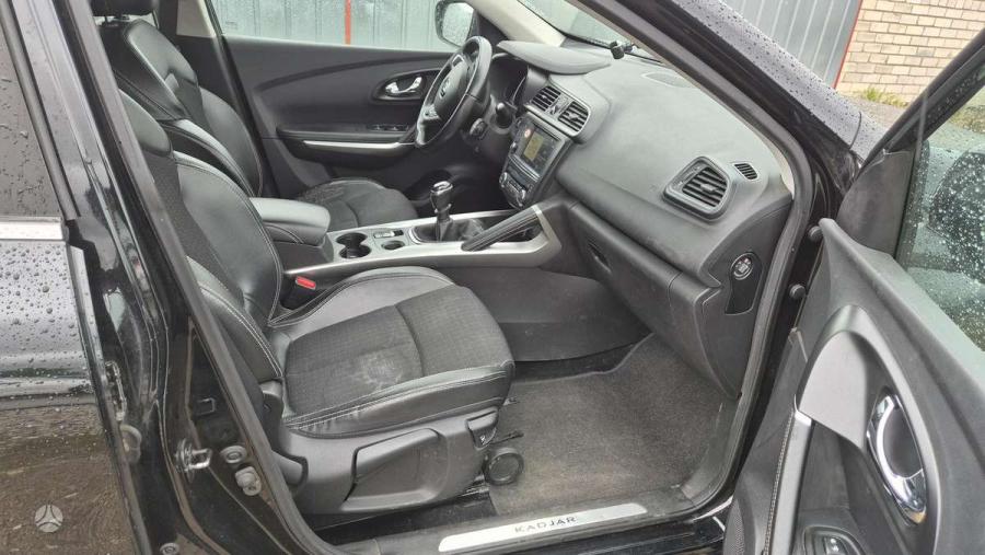 Black Renault Kadjar 2018 in Taurage, with an engine capacity of 1.46 L and mileage of 211 thousand km for 7900 €, photo 16 on AUTOMOTO.COM.LV