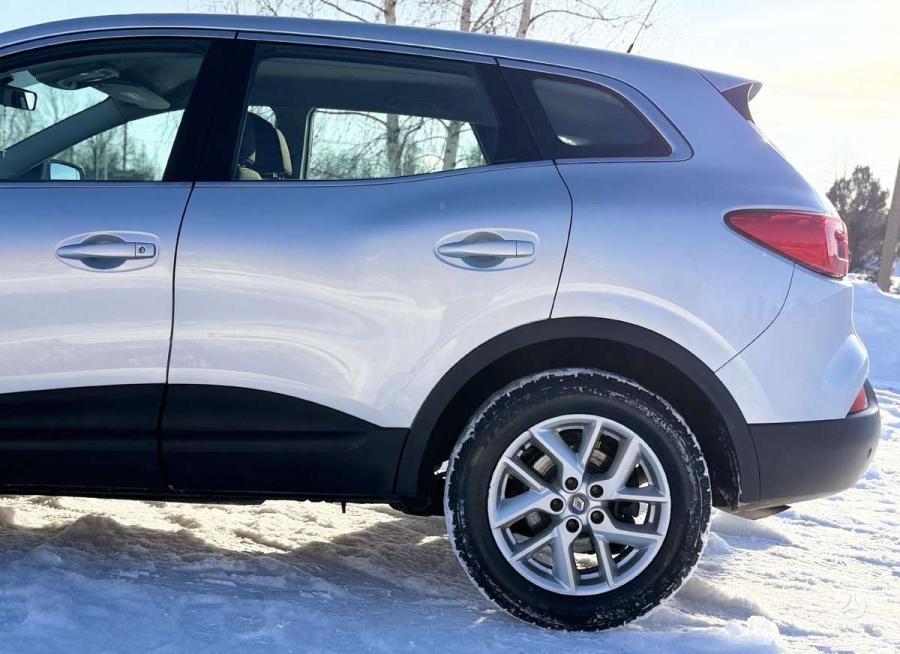 Grey Renault Kadjar 2016 in Siauliai, with an engine capacity of 1.46 L and mileage of 263 thousand km for 7750 €, photo 12 on AUTOMOTO.COM.LV