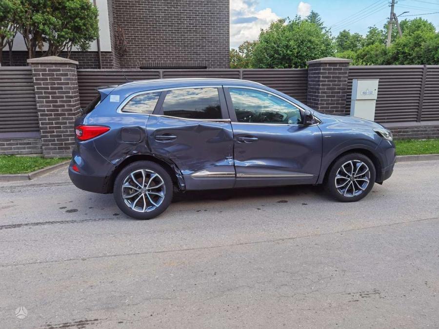 Grey Renault Kadjar 2018 in Kaunas, with an engine capacity of 1.20 L and mileage of 112 thousand km for 5500 €, photo 28 on AUTOMOTO.COM.LV