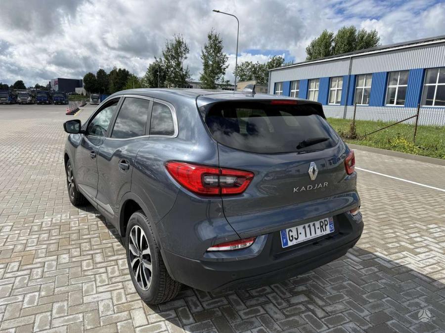 Grey Renault Kadjar 2022 in Taurage, with an engine capacity of 1.33 L and mileage of 103 thousand km for 12947 €, photo 6 on AUTOMOTO.COM.LV