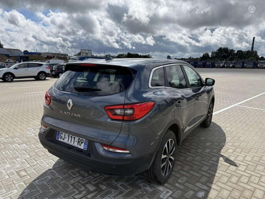 Grey Renault Kadjar 2022 in Taurage, with an engine capacity of 1.33 L and mileage of 103 thousand km for 12947 €, photo 8 on AUTOMOTO.COM.LV