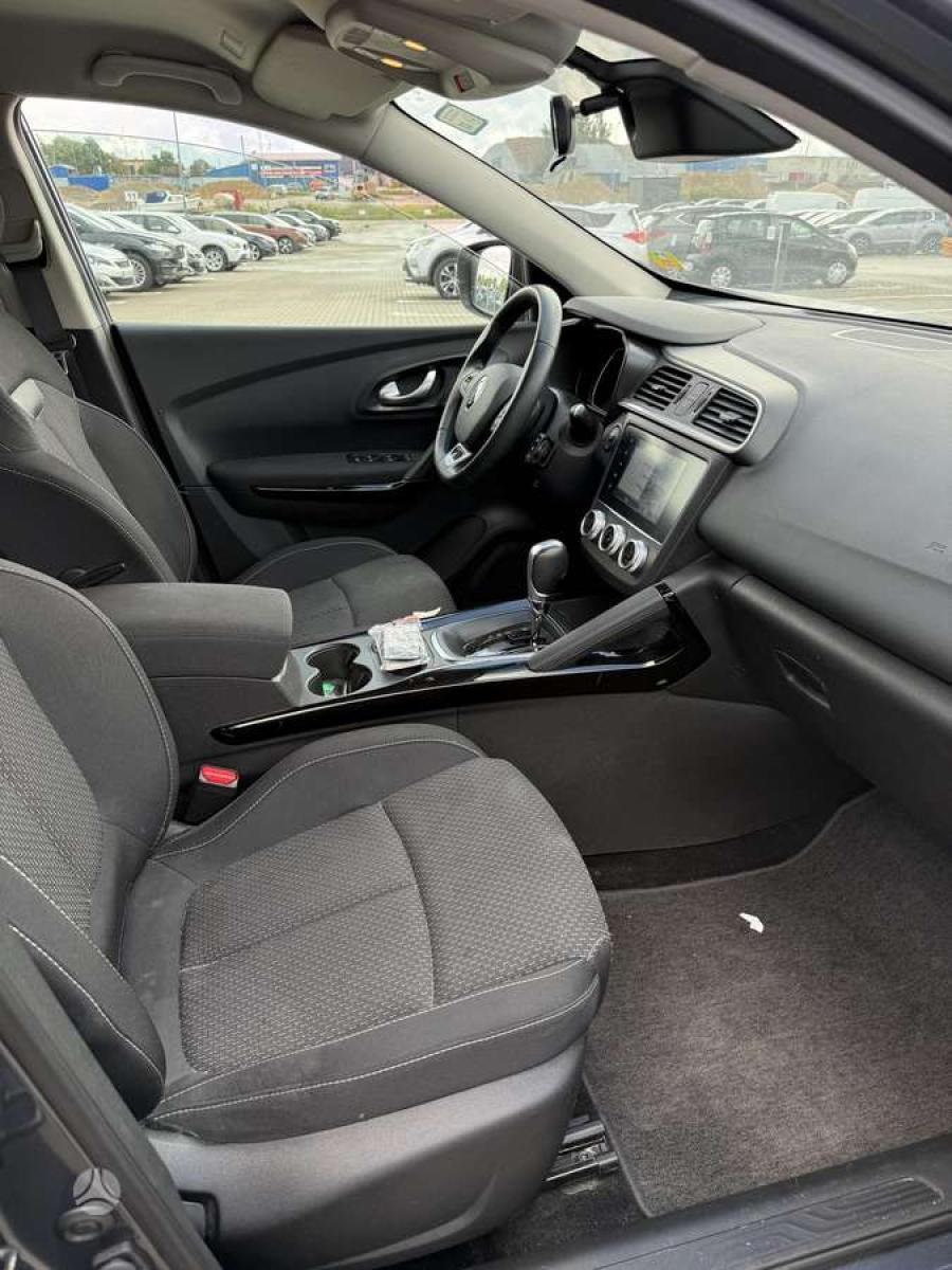 Grey Renault Kadjar 2022 in Taurage, with an engine capacity of 1.33 L and mileage of 103 thousand km for 12947 €, photo 10 on AUTOMOTO.COM.LV