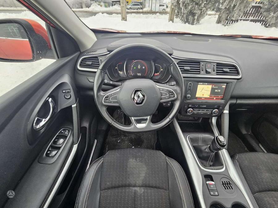 Red Renault Kadjar 2015 in Taurage, with an engine capacity of 1.20 L and mileage of 155 thousand km for 7300 €, photo 8 on AUTOMOTO.COM.LV