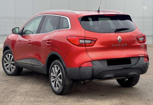 Red Renault Kadjar 2016 in Panevezys, with an engine capacity of 1.60 L and mileage of 190 thousand km for 6999 €, photo 4 on AUTOMOTO.COM.LV