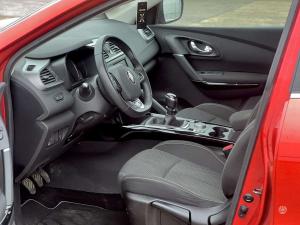 Red Renault Kadjar 2016 in Panevezys, with an engine capacity of 1.60 L and mileage of 190 thousand km for 6999 €, photo 11 on AUTOMOTO.COM.LV