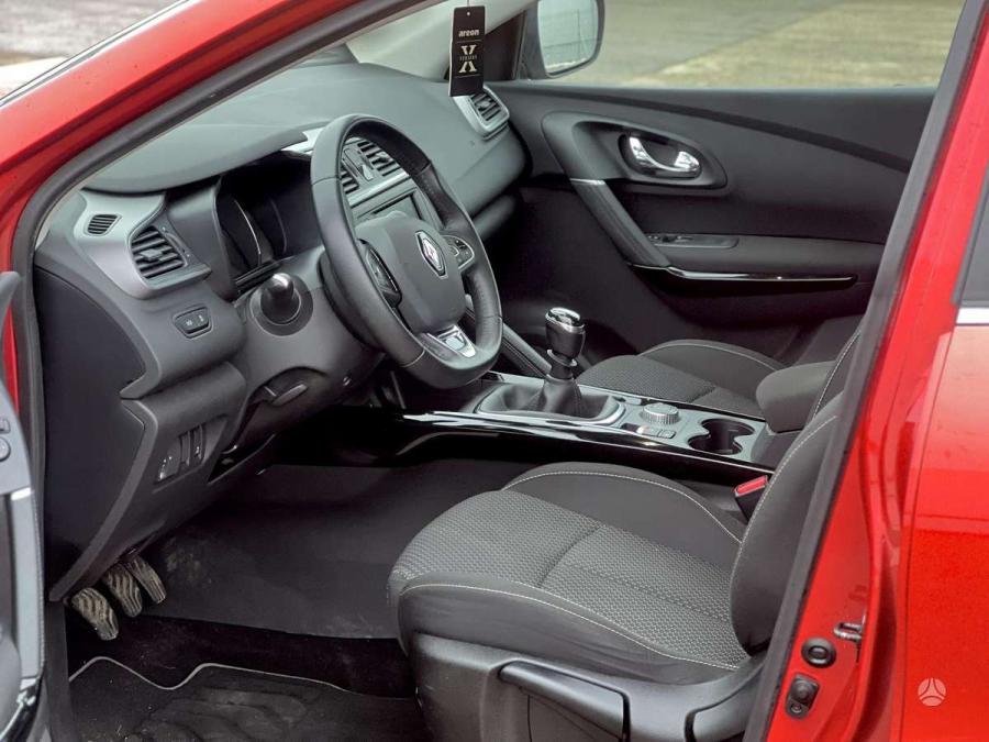 Red Renault Kadjar 2016 in Panevezys, with an engine capacity of 1.60 L and mileage of 190 thousand km for 6999 €, photo 11 on AUTOMOTO.COM.LV